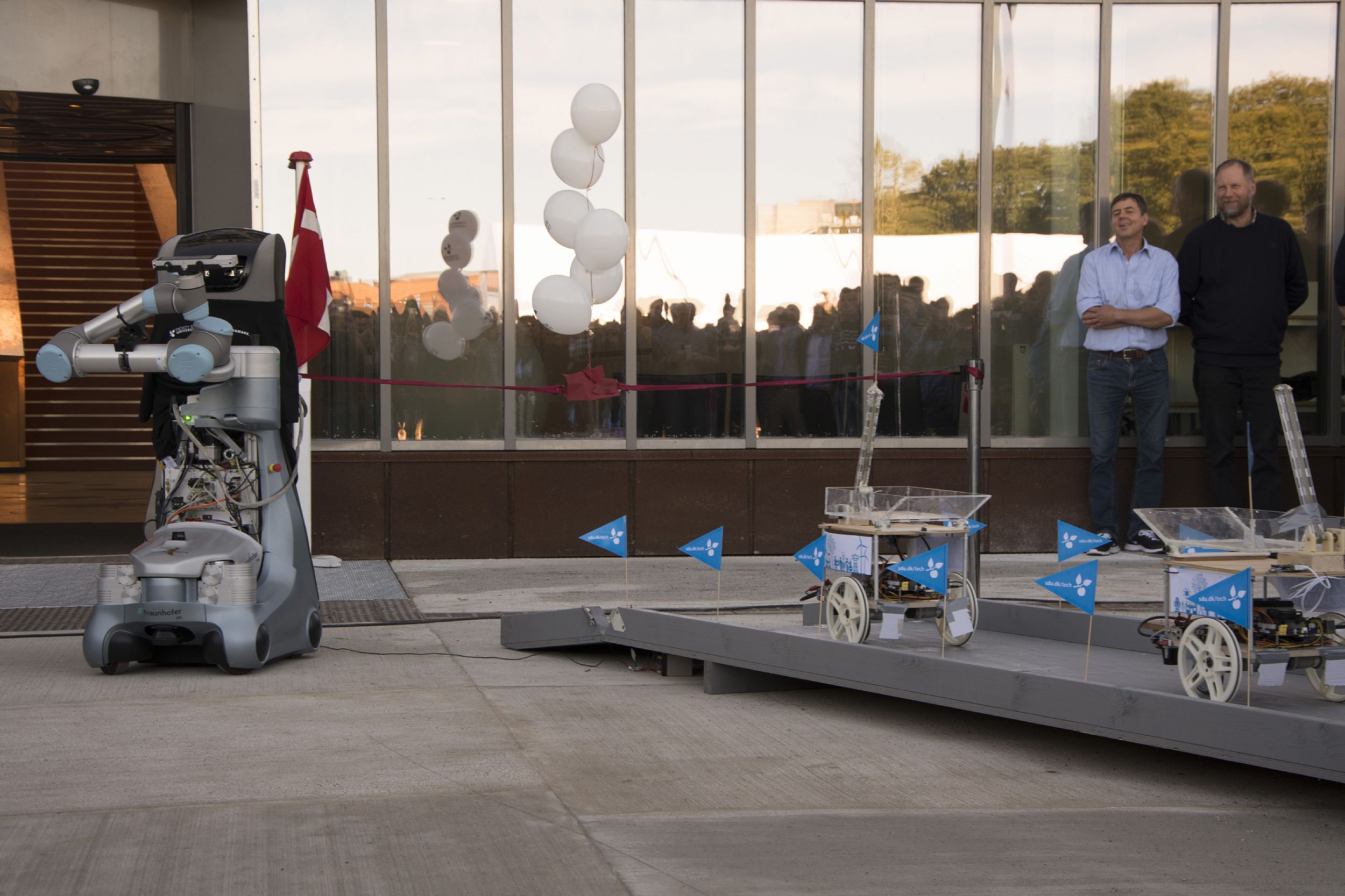 Robots cut the ribbon to inaugurate the Engineering Faculty - C.F. Møller